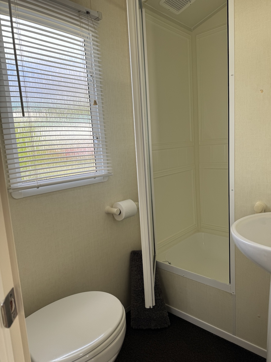 One-bedroom caravan – shower room – Rivermead Holidays
